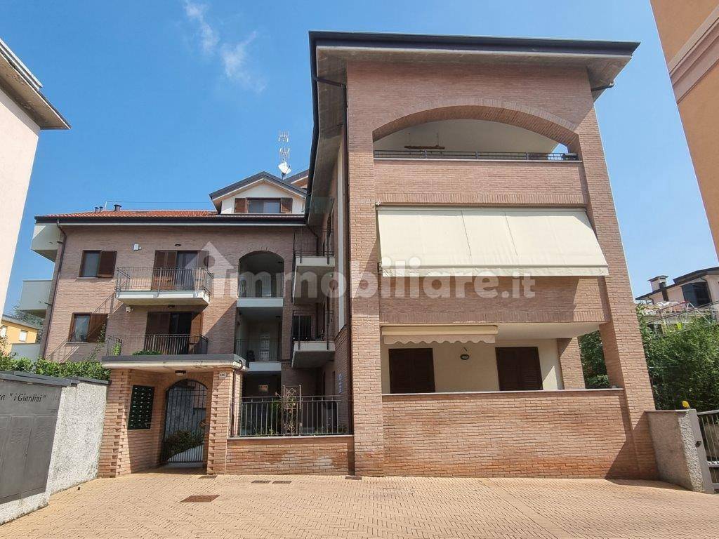 Trilocale via Armando Diaz 28, Centro, Bernareggio