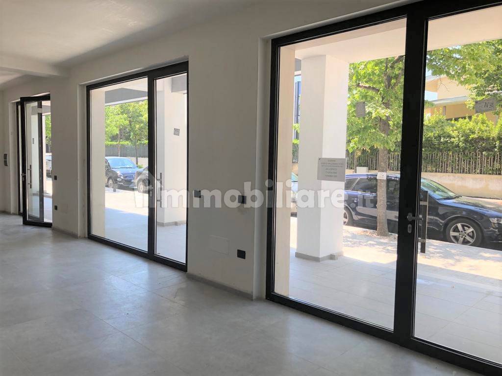 Locale commerciale in Vendita