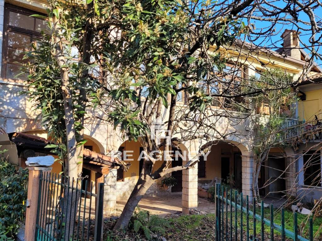 Vendita Rustico in via Luigi Rizzardi Concesio. Da ristrutturare, posto ...