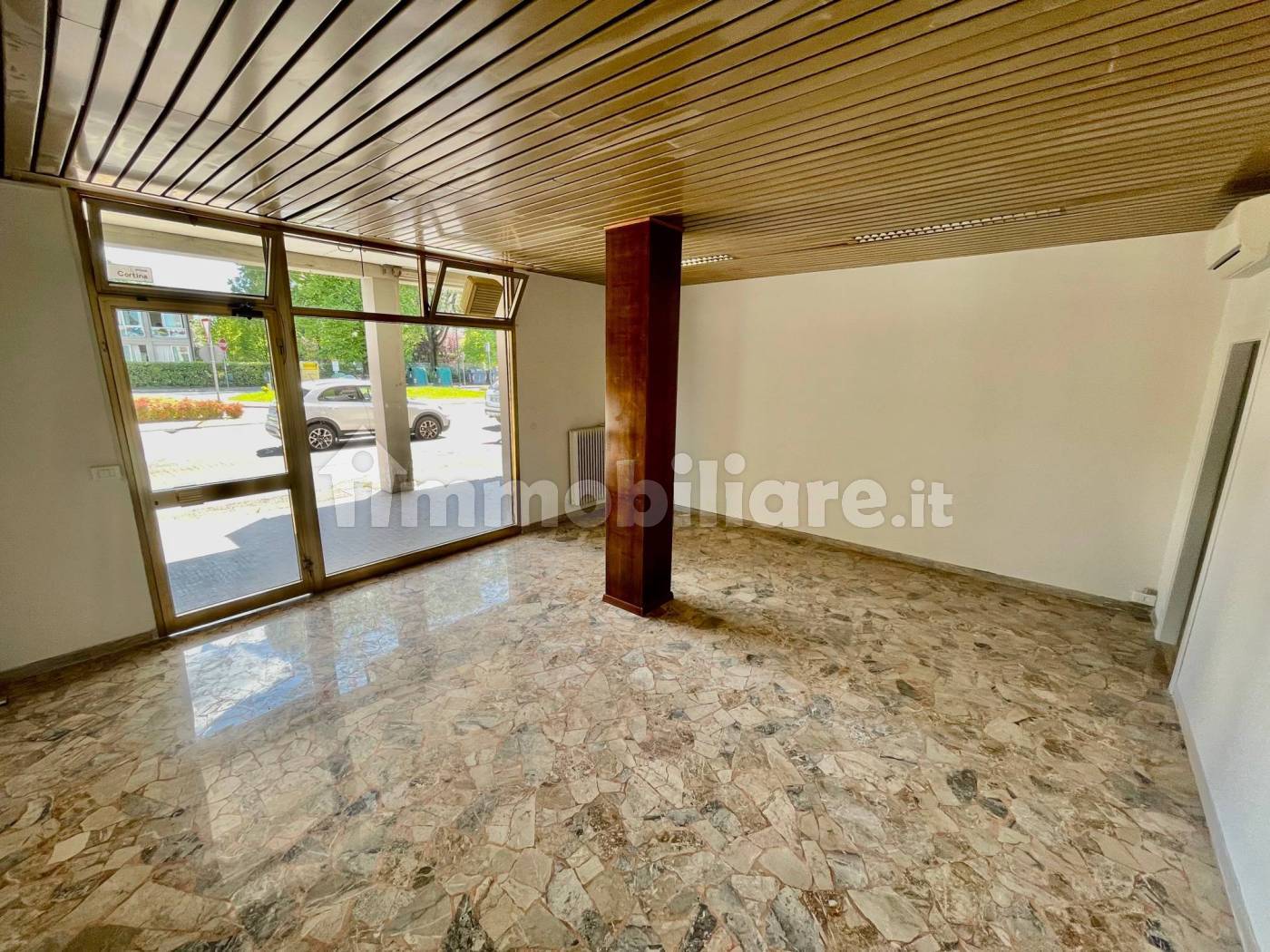 Locale commerciale in Vendita