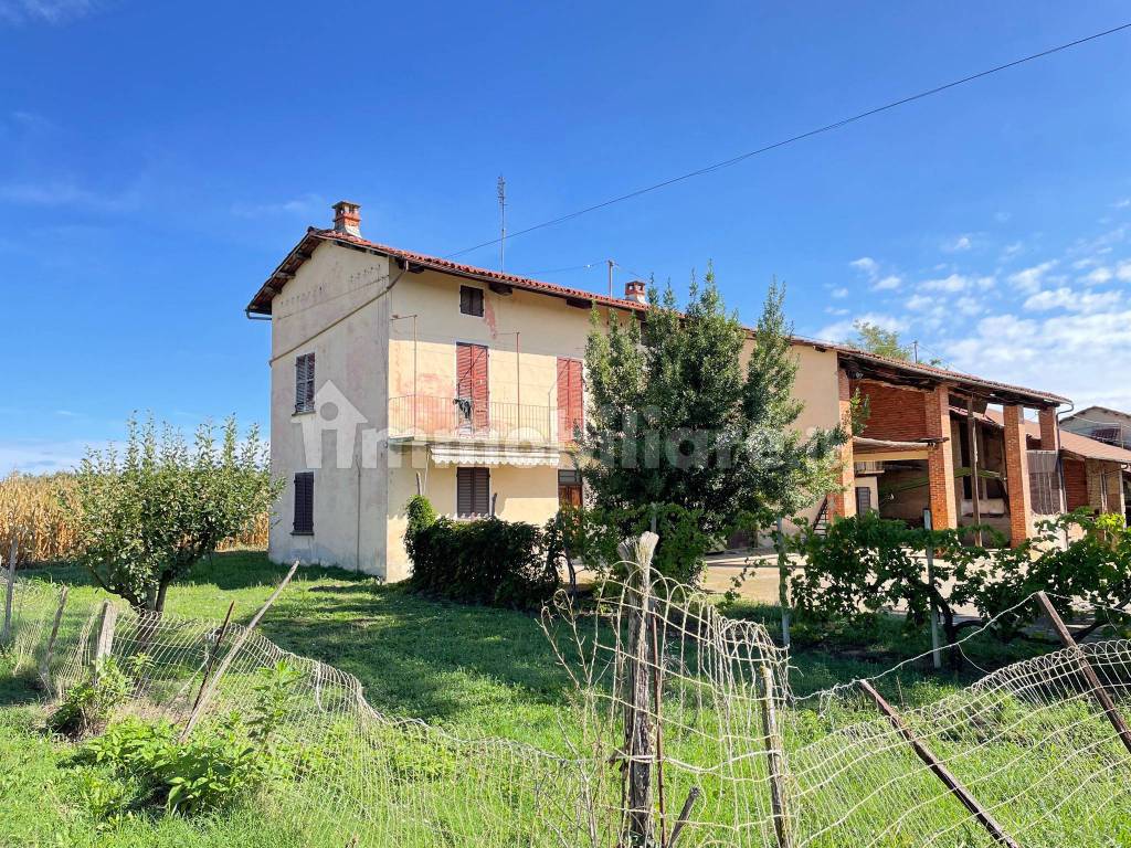 Vendita Cascina Carrù. Da ristrutturare, posto auto, 215 m², rif. 98011552