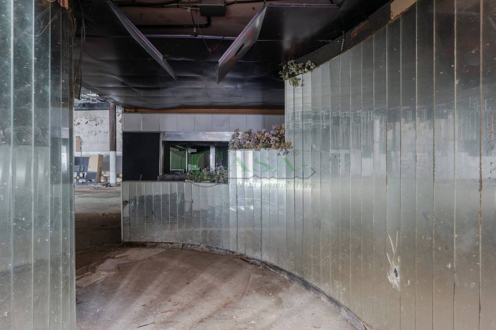 Locale commerciale con laboratorio in Vendita