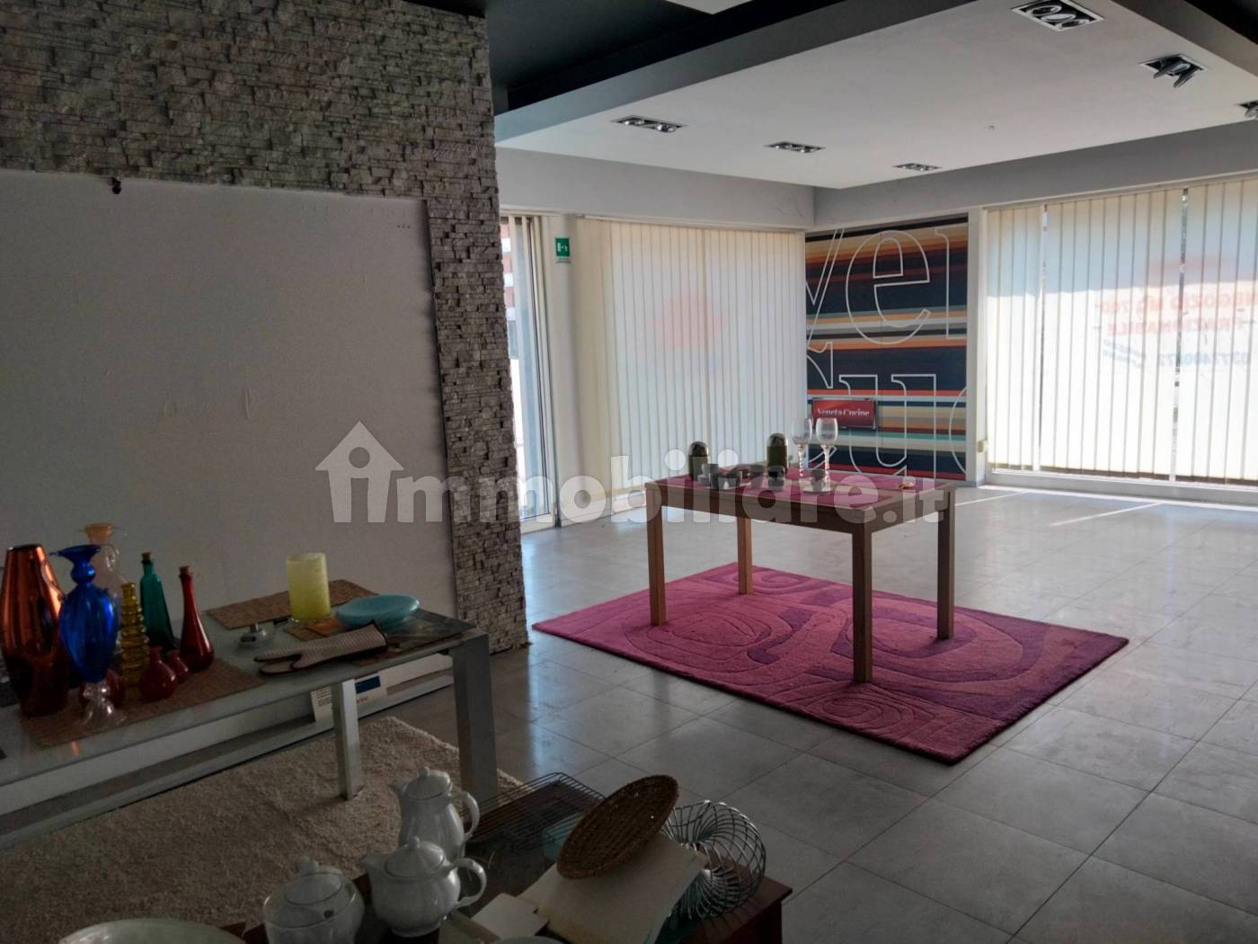 Locale commerciale in Vendita