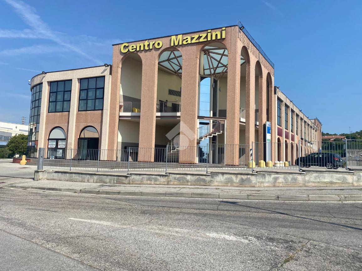 Locale commerciale in Vendita