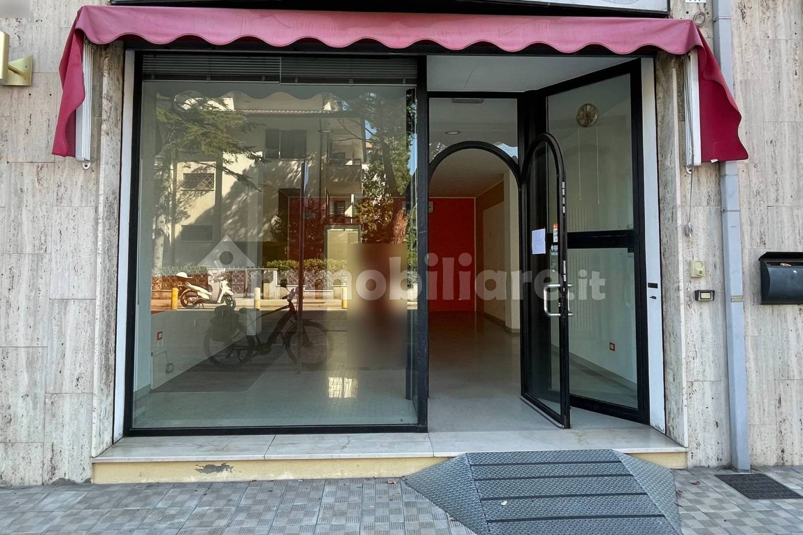 Locale commerciale in Vendita