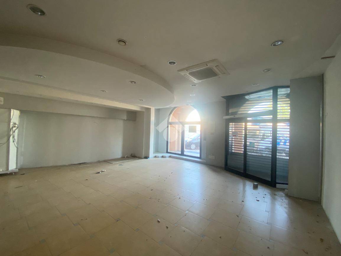 Locale commerciale in Vendita