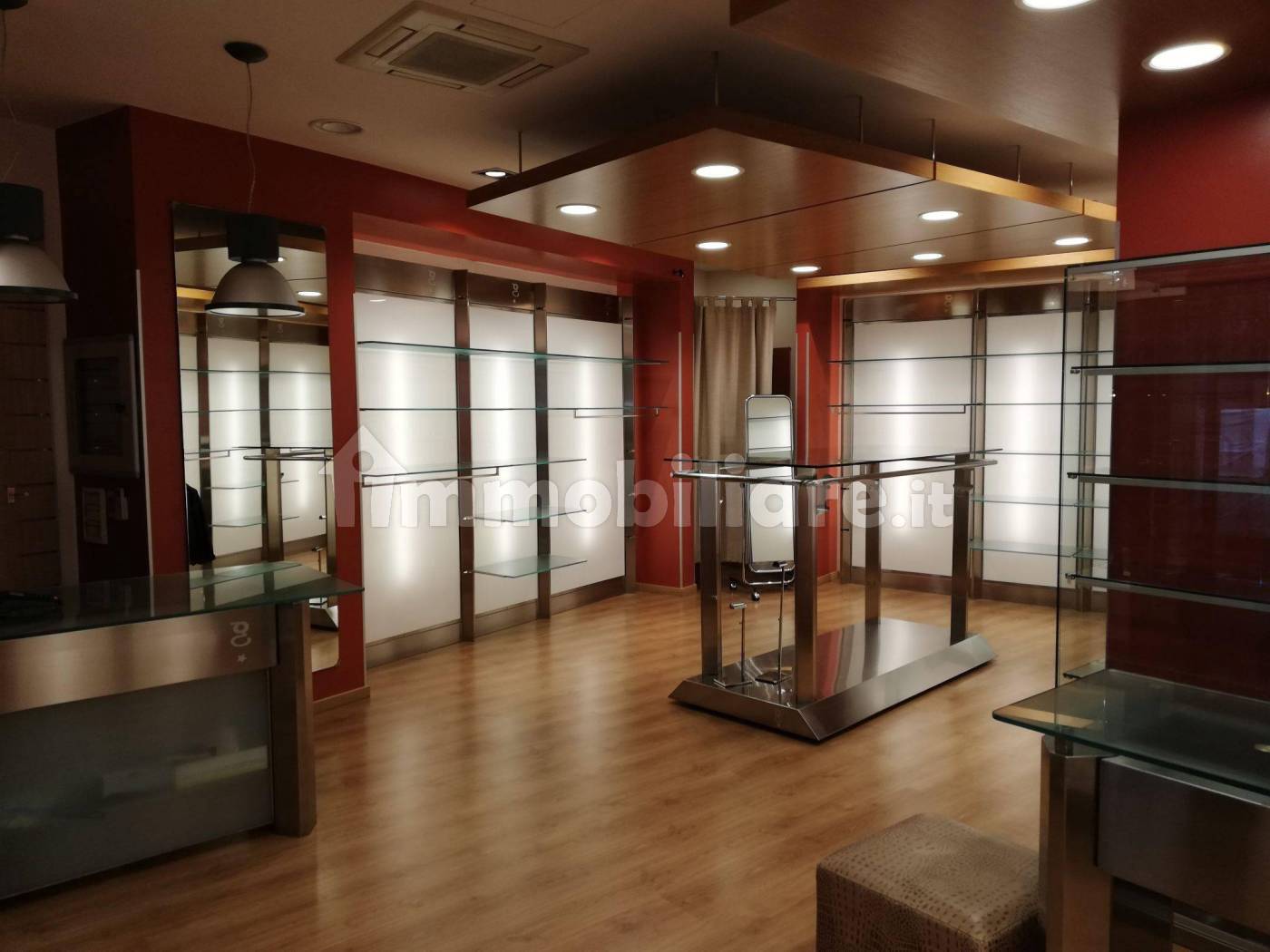 Negozio di abbigliamento in Vendita