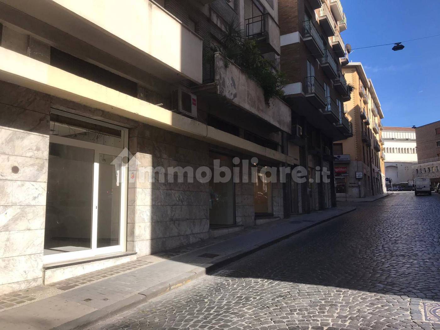 Locale commerciale in Vendita