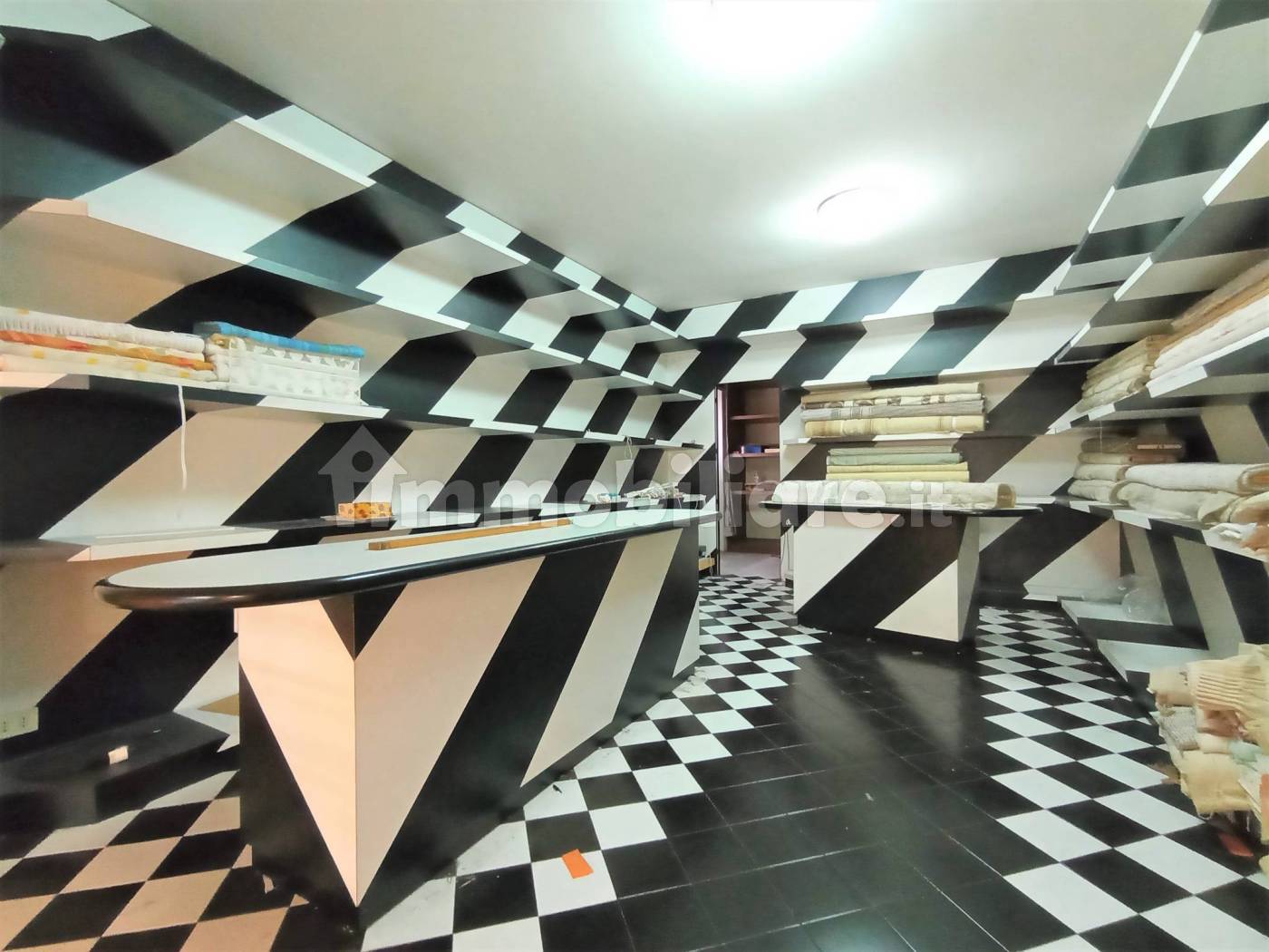 Attività commerciale con laboratorio in Vendita