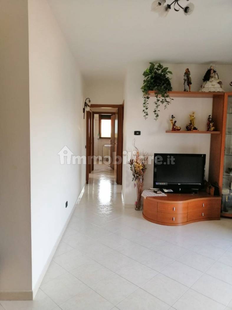 Trilocale via della Pace 9, Centro, Trecate