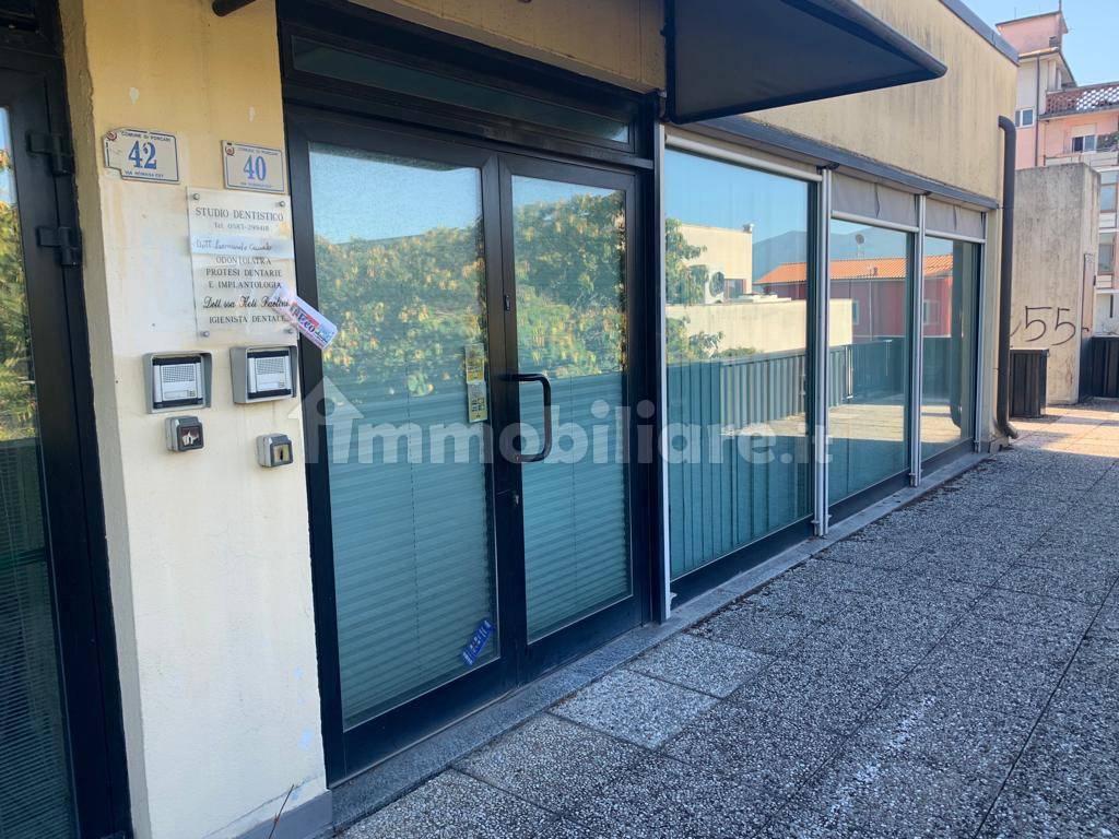 Locale commerciale con laboratorio in Vendita