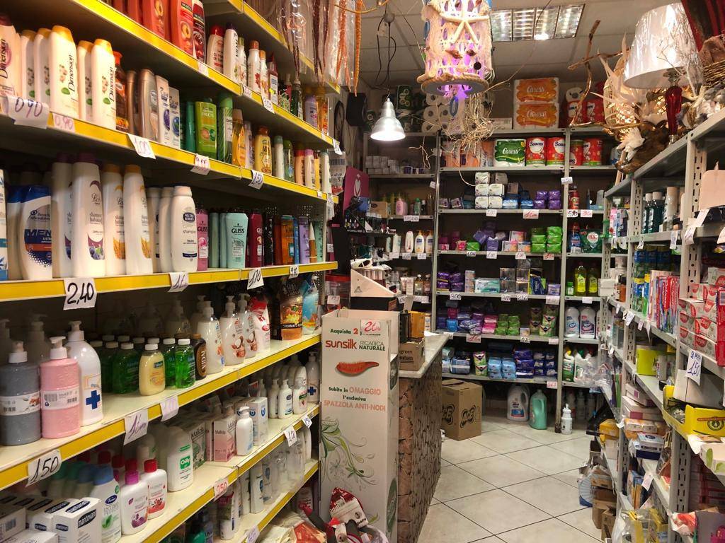 Locale commerciale in Vendita