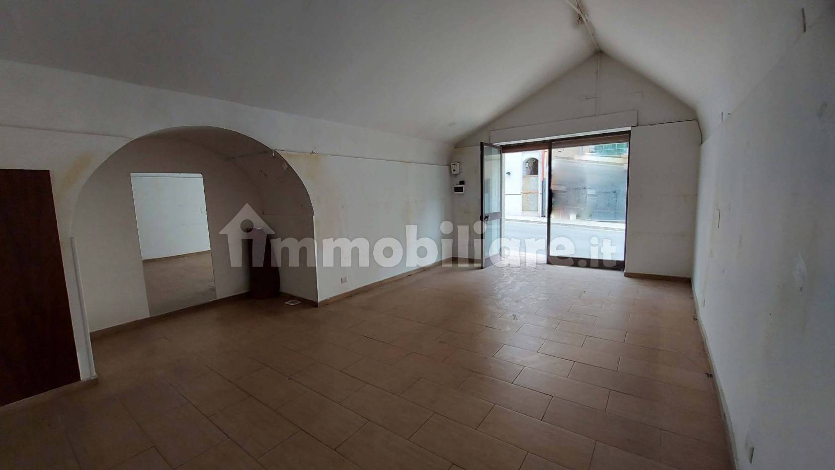 Locale commerciale in Vendita