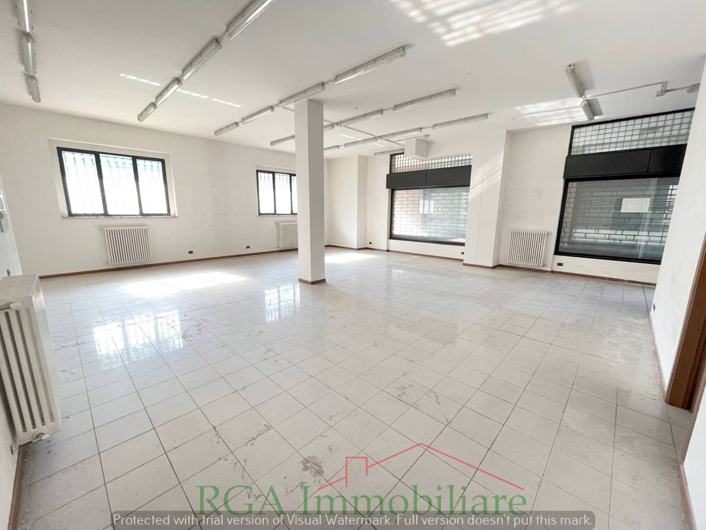 Locale commerciale in Vendita