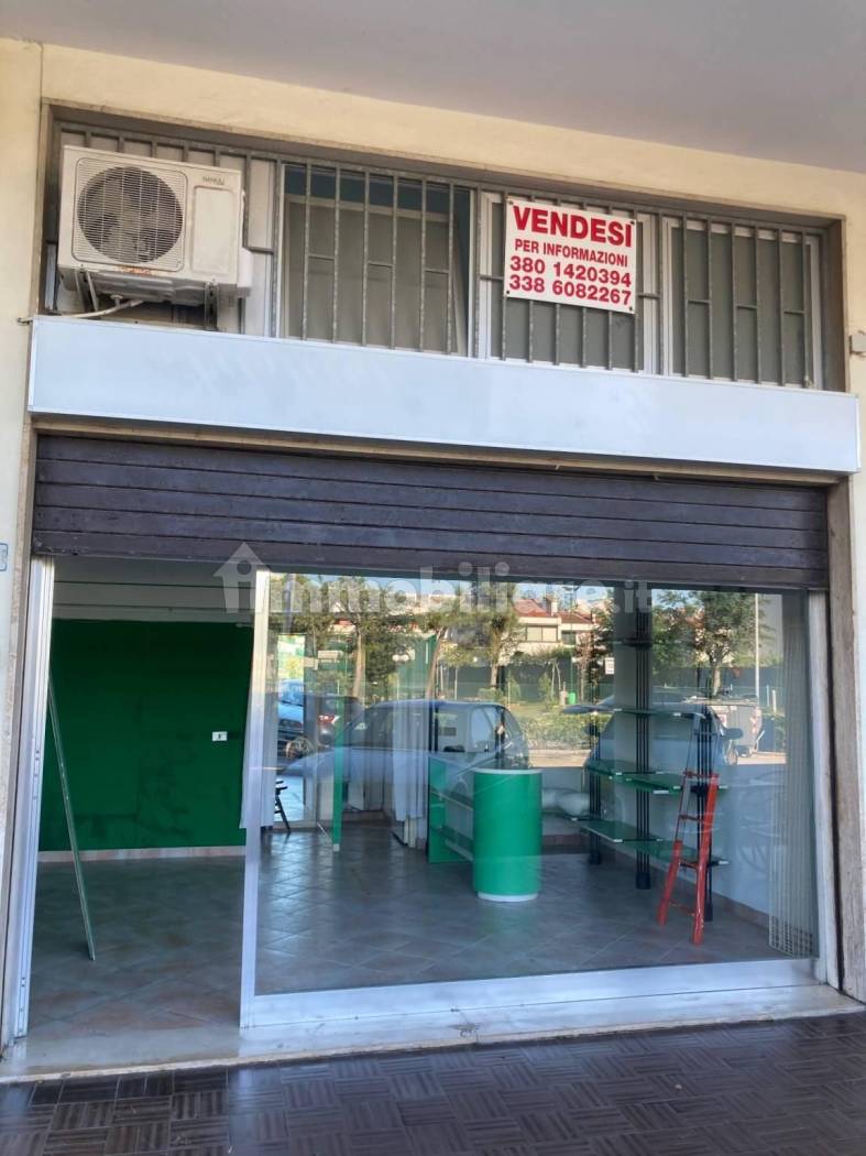Locale commerciale in Vendita