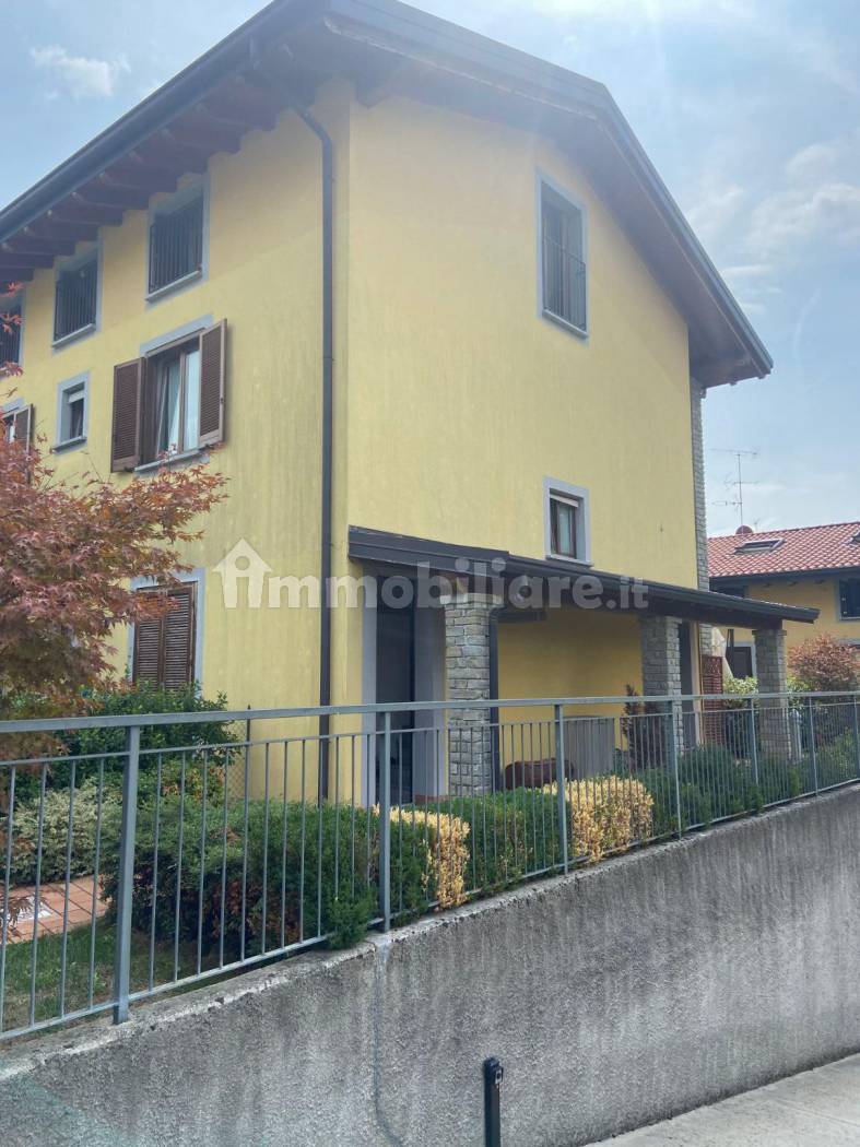 Quadrilocale via Aldo Moro 20, Centro, Imbersago