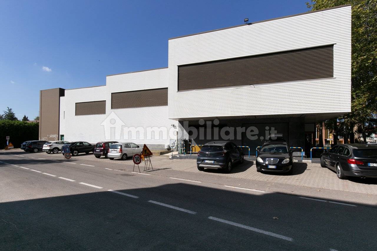 Locale commerciale in Vendita