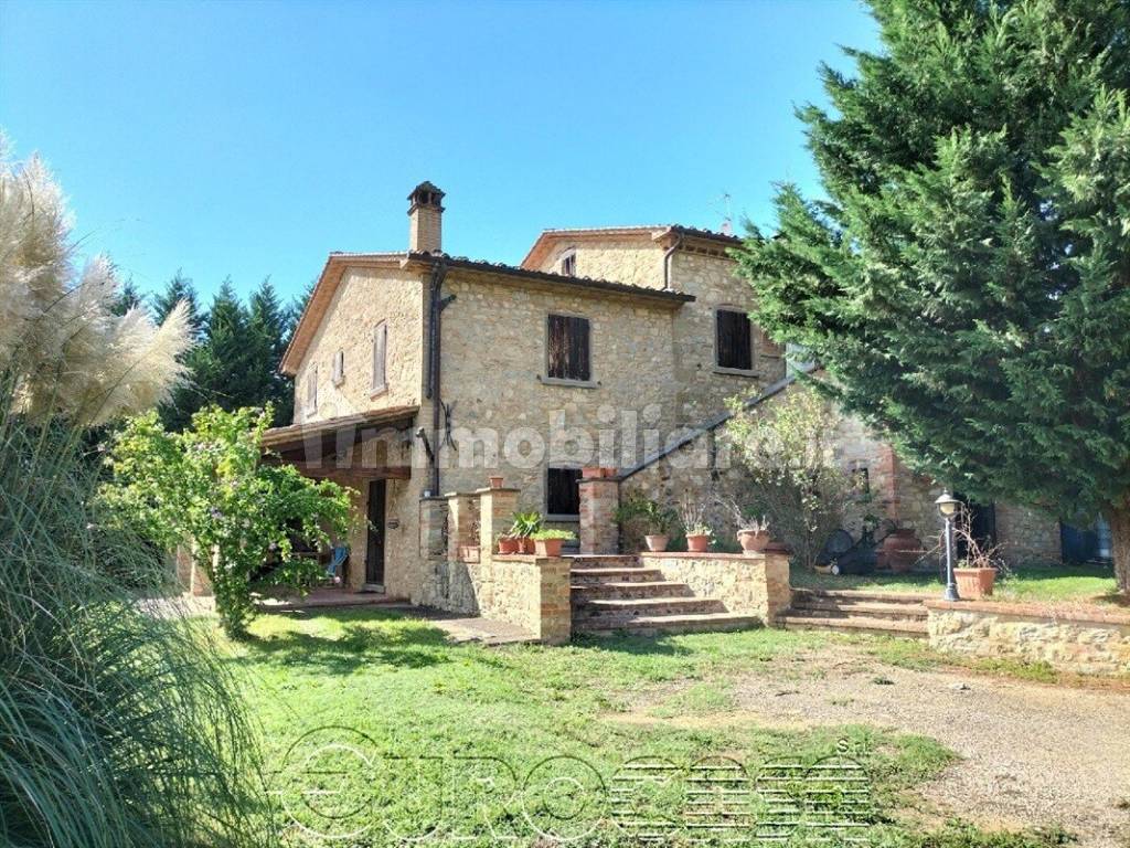 Vendita Casale in via Gualtiero Perugini 22 Città di Castello. Ottimo stato, posto auto, 420 m² ...