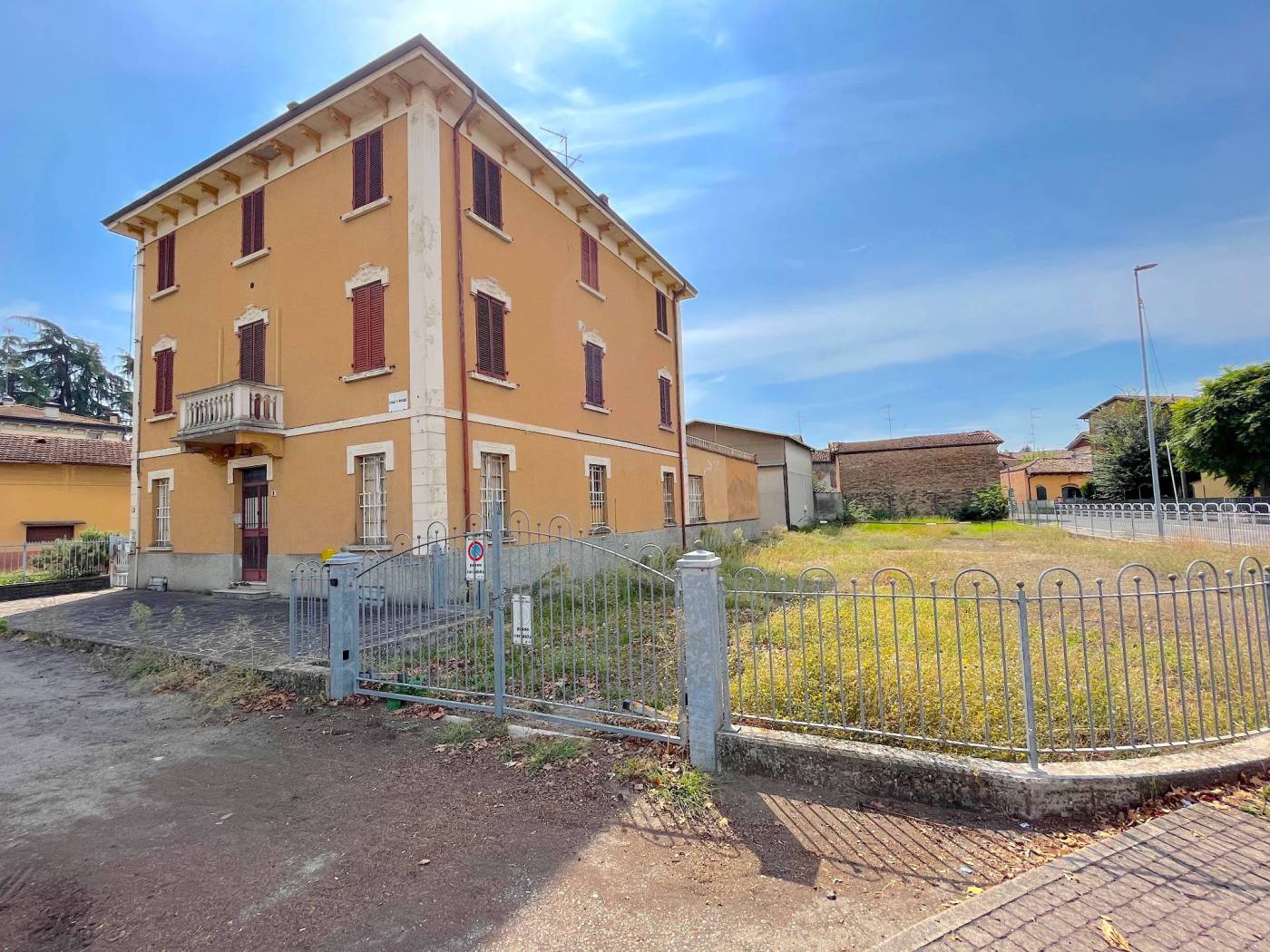 Locale commerciale con laboratorio in Vendita