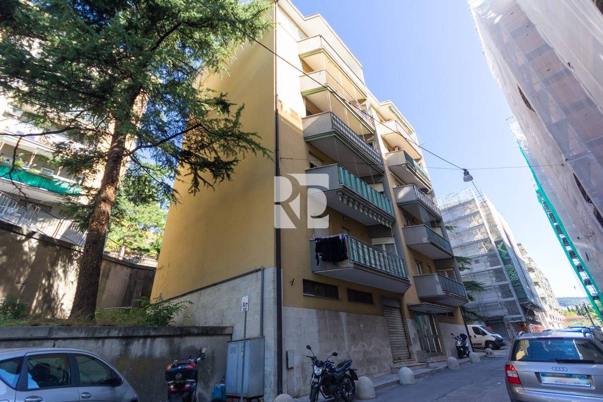 Appartamento buono stato, secondo piano, Chiarbola - Ponziana, Trieste