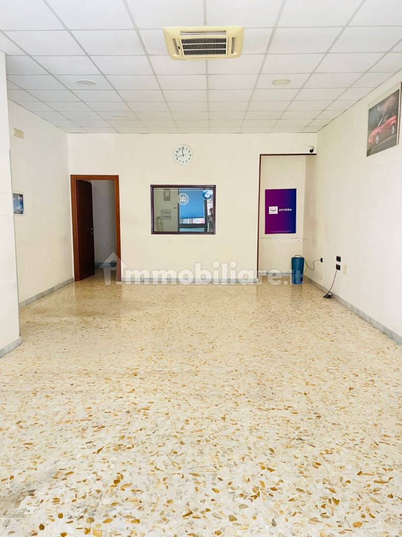 Locale commerciale in Vendita