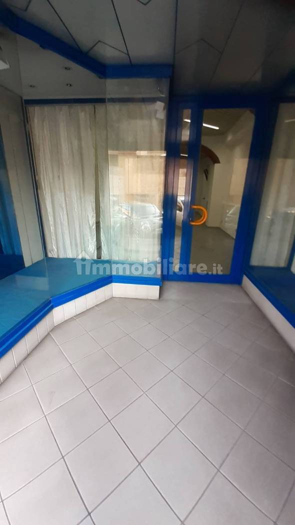 Locale commerciale con laboratorio in Vendita