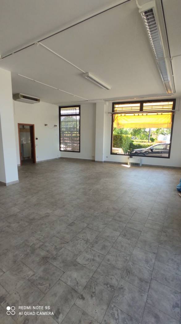 Locale commerciale in Vendita