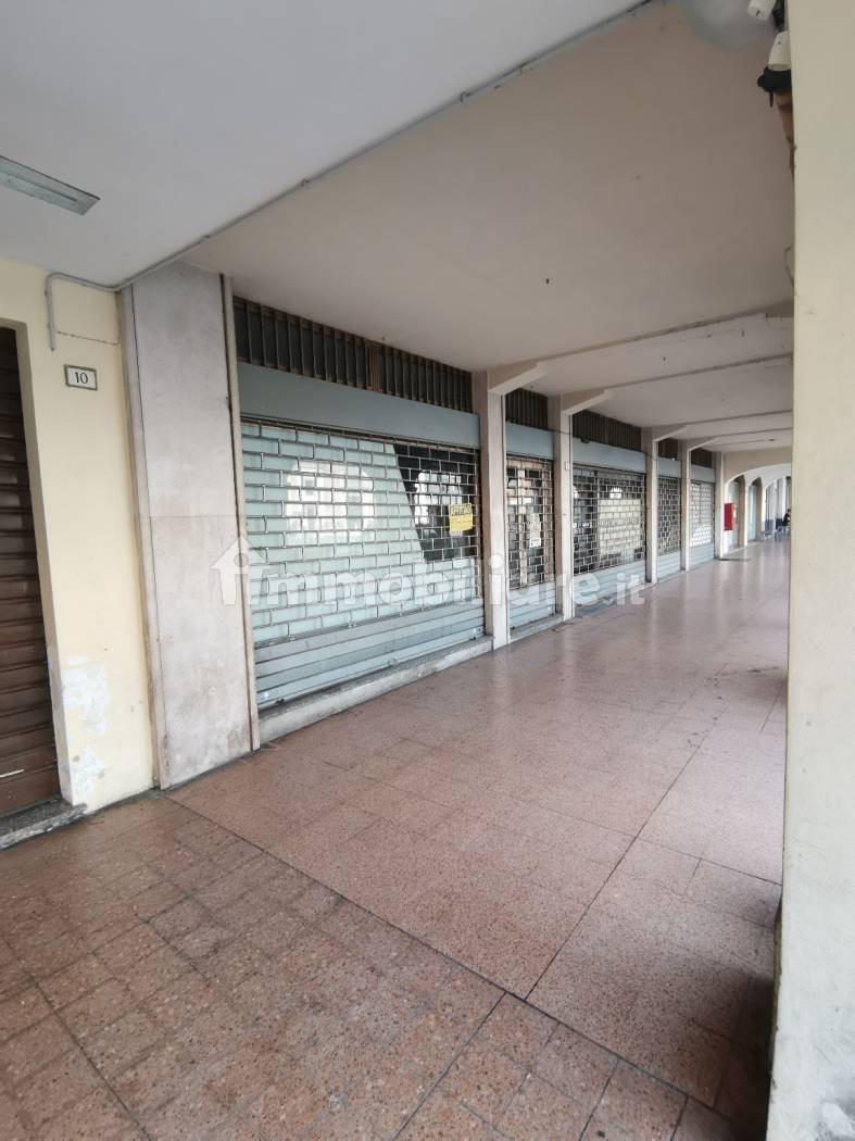 Locale commerciale in Vendita