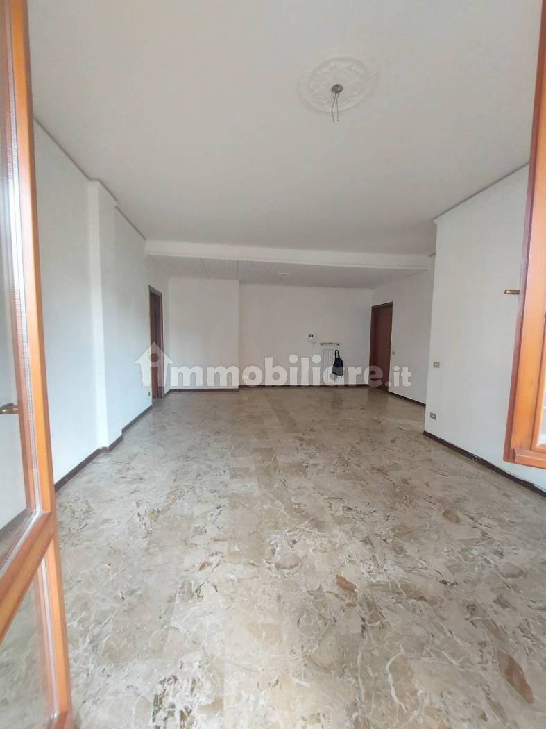 Trilocale piazza caduti 1, Centro, Fiorenzuola d'Arda