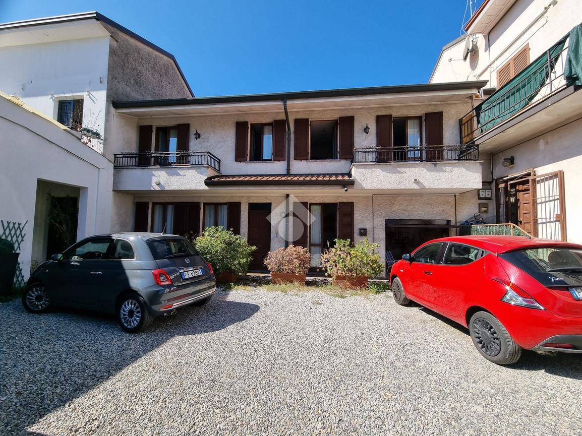 Trilocale via Montello 52, Cabiate