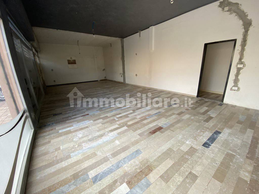 Locale commerciale con laboratorio in Vendita