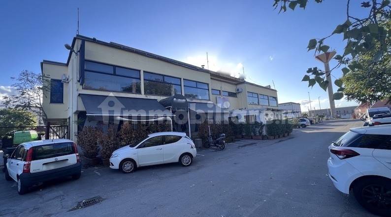 Locale commerciale in Vendita