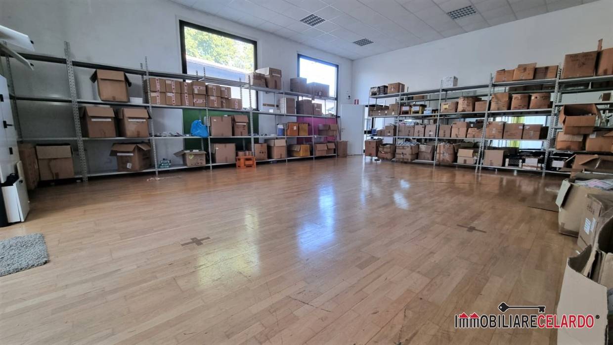 Locale commerciale con laboratorio in Vendita