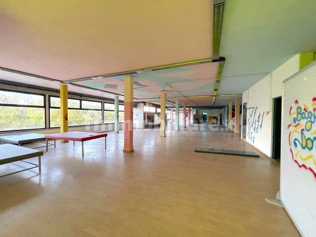 Locale commerciale in Vendita