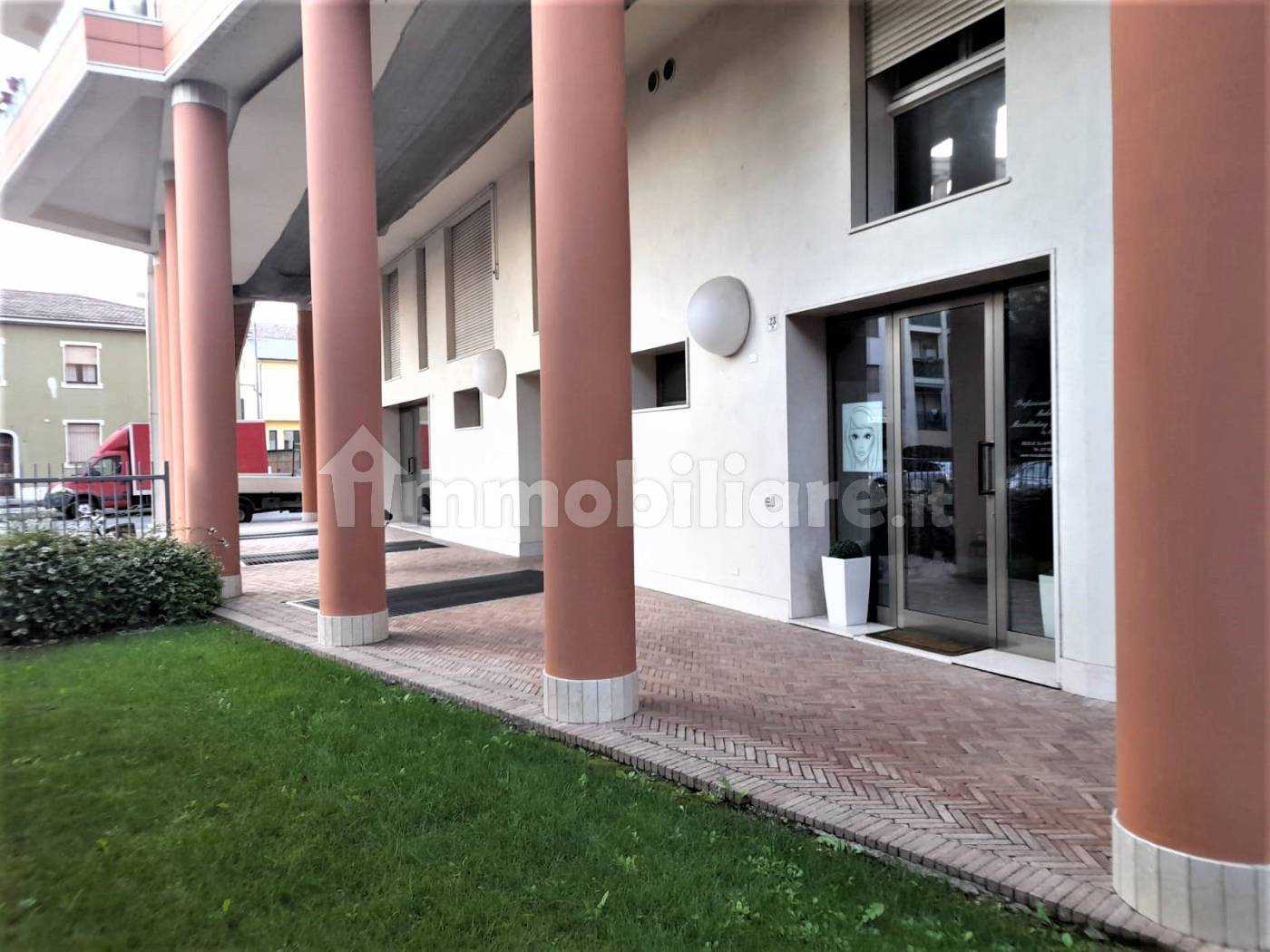 Locale commerciale in Vendita