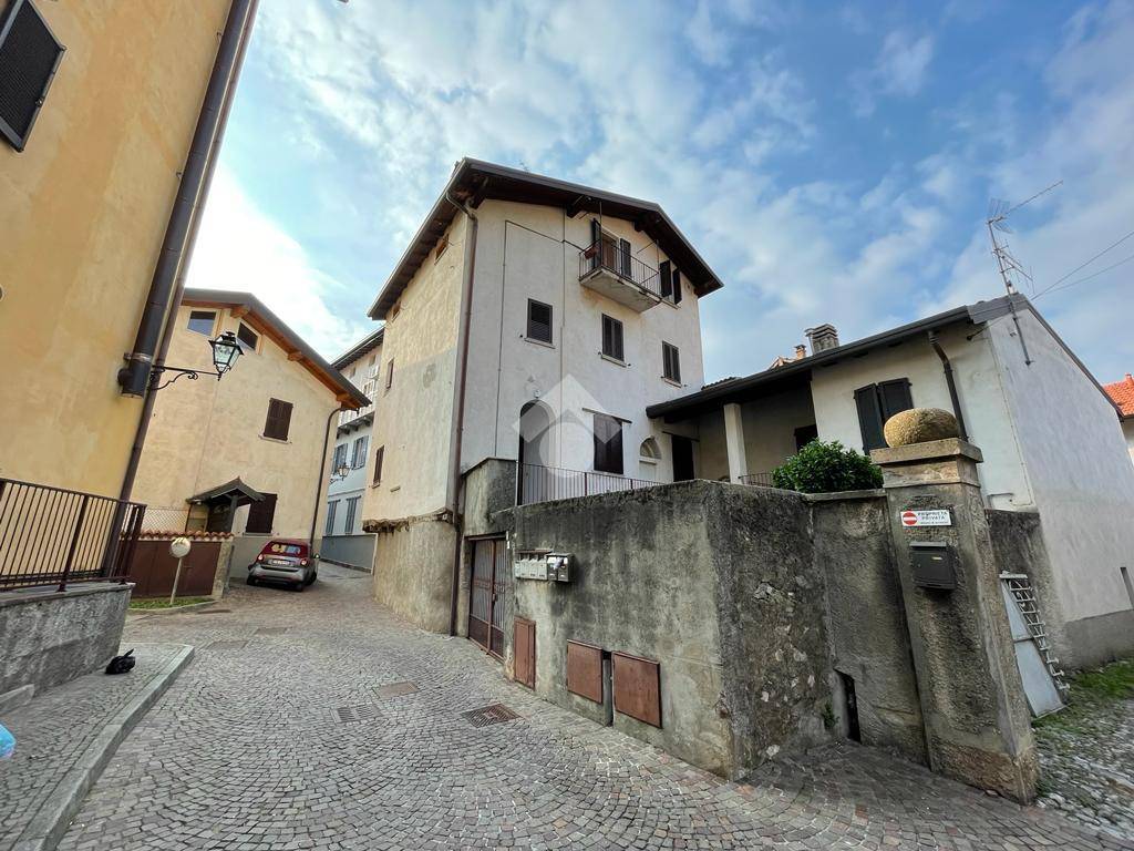 Trilocale via crippa 6, Centro, Galbiate