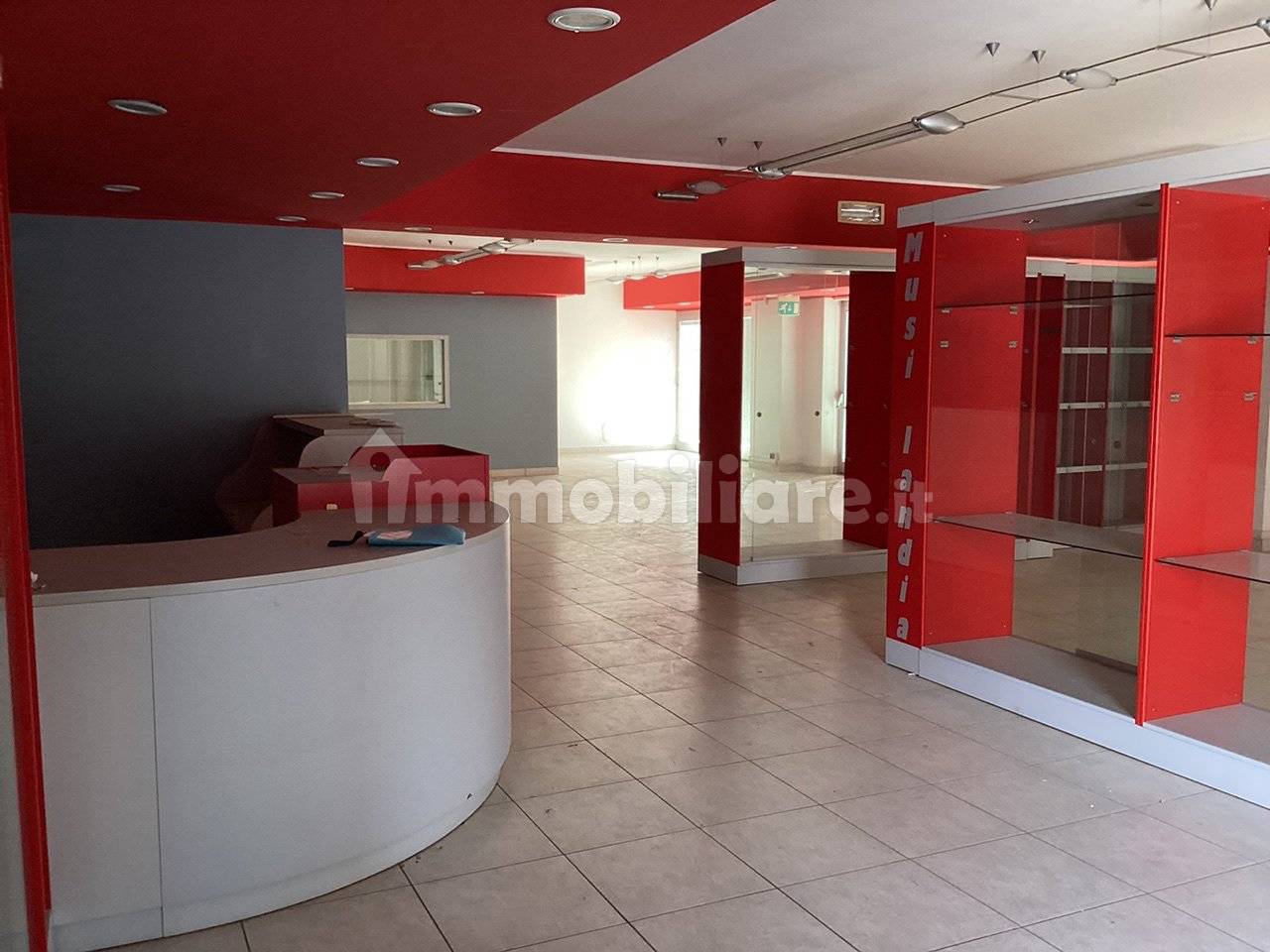 Locale commerciale in Vendita