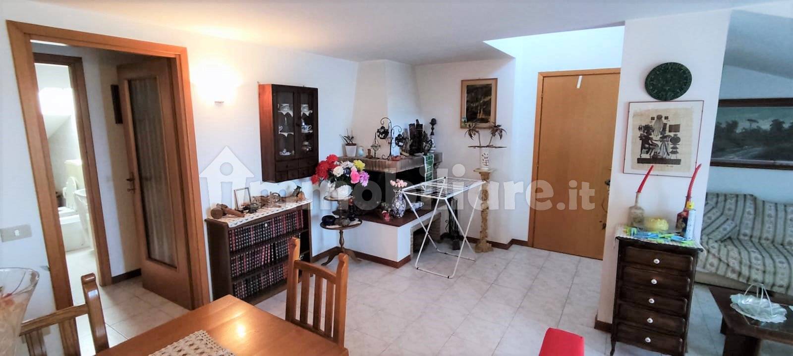 Appartamento buono stato, quarto piano, Bottega, Vallefoglia