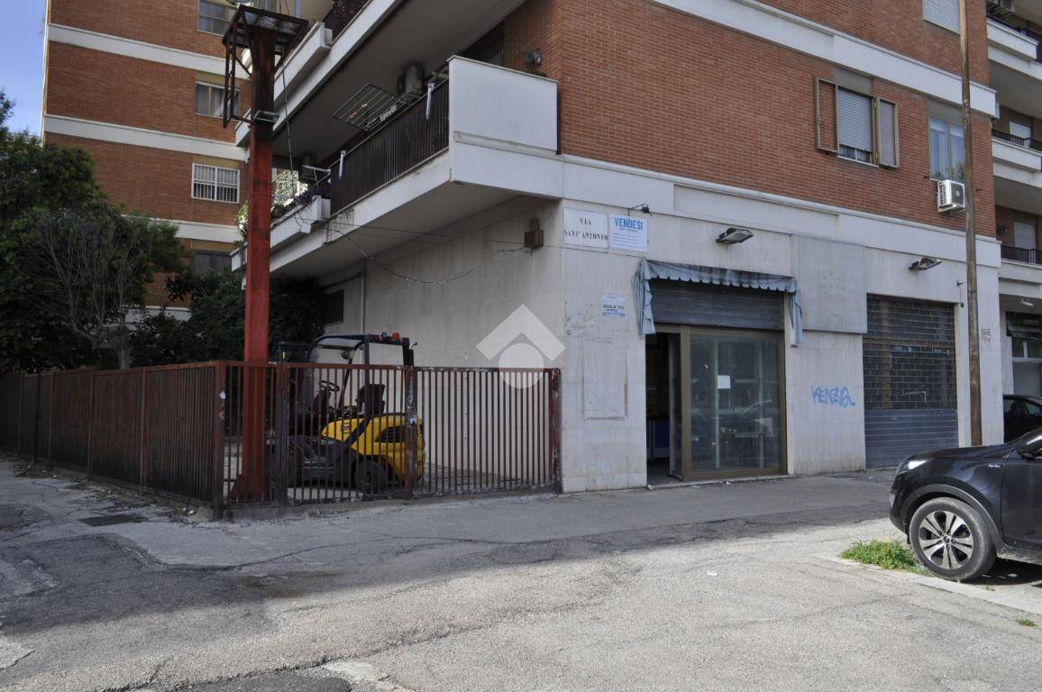 Locale commerciale in Vendita