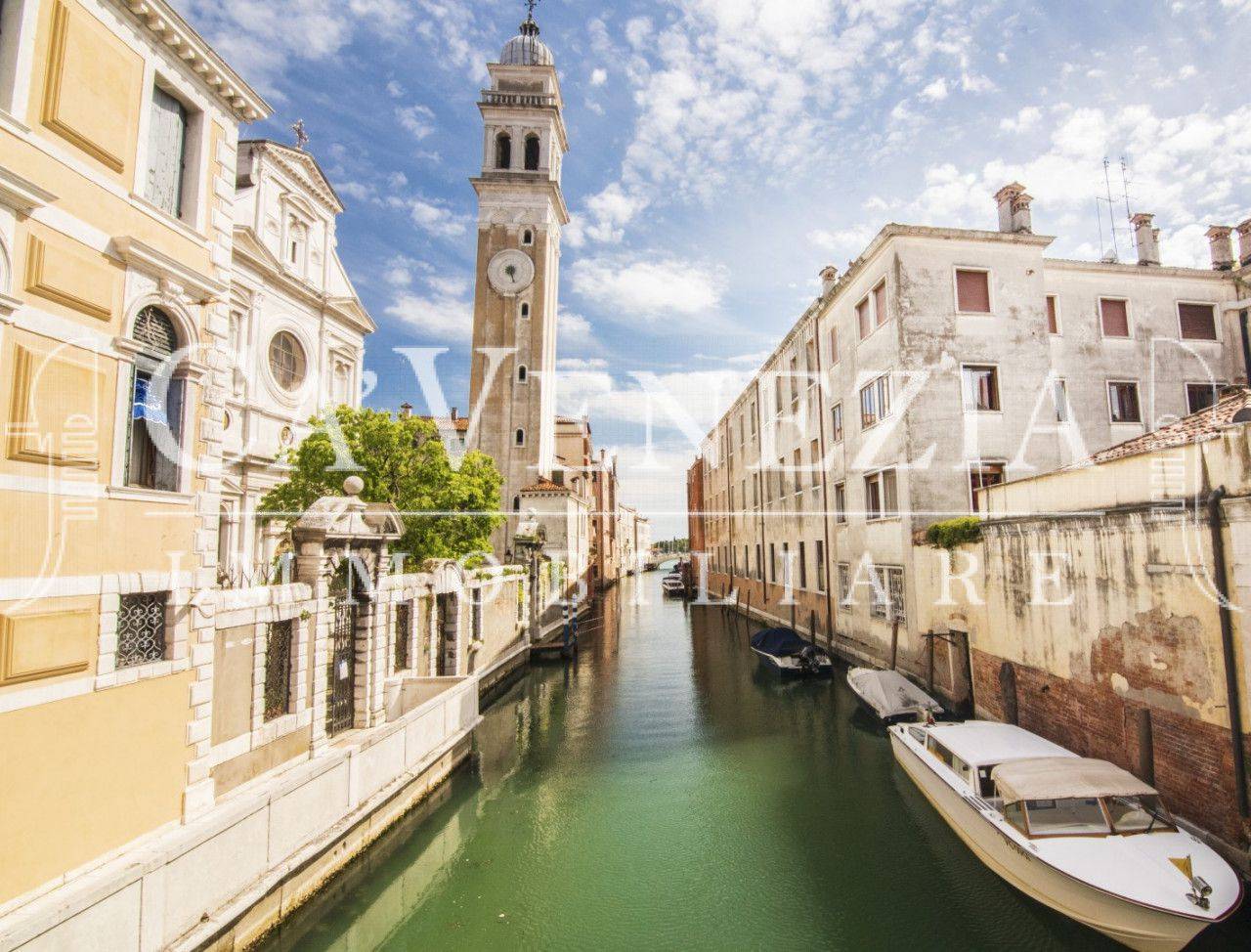 Locale commerciale con laboratorio in Vendita