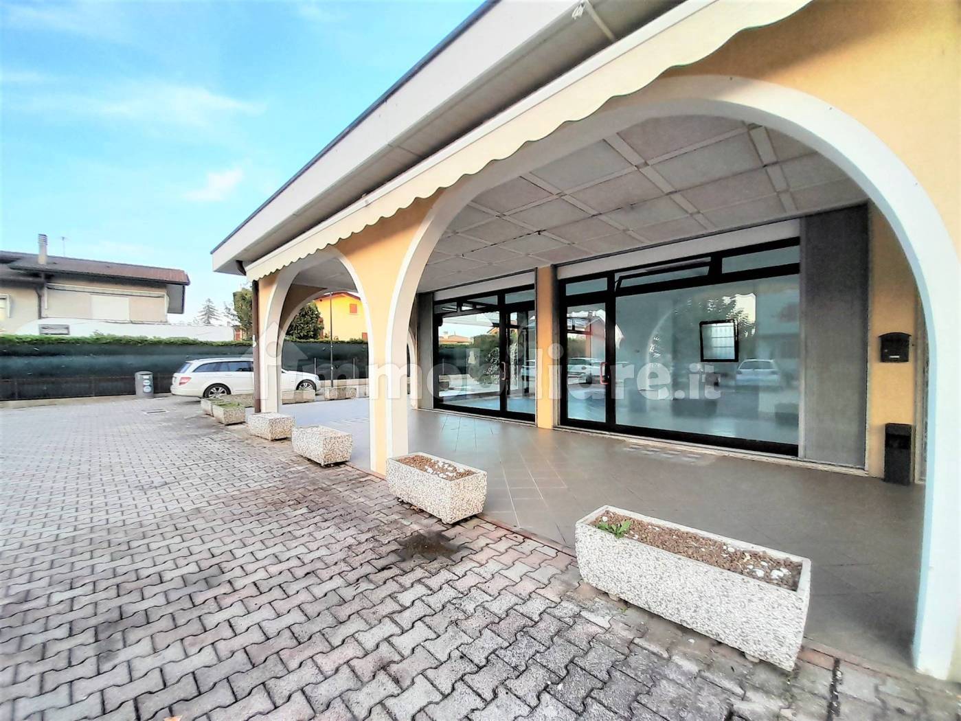 Locale commerciale in Vendita