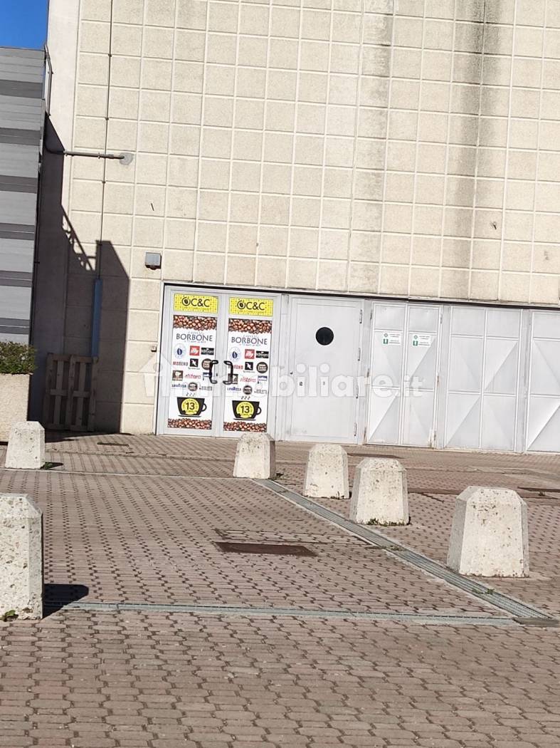 Locale commerciale in Vendita