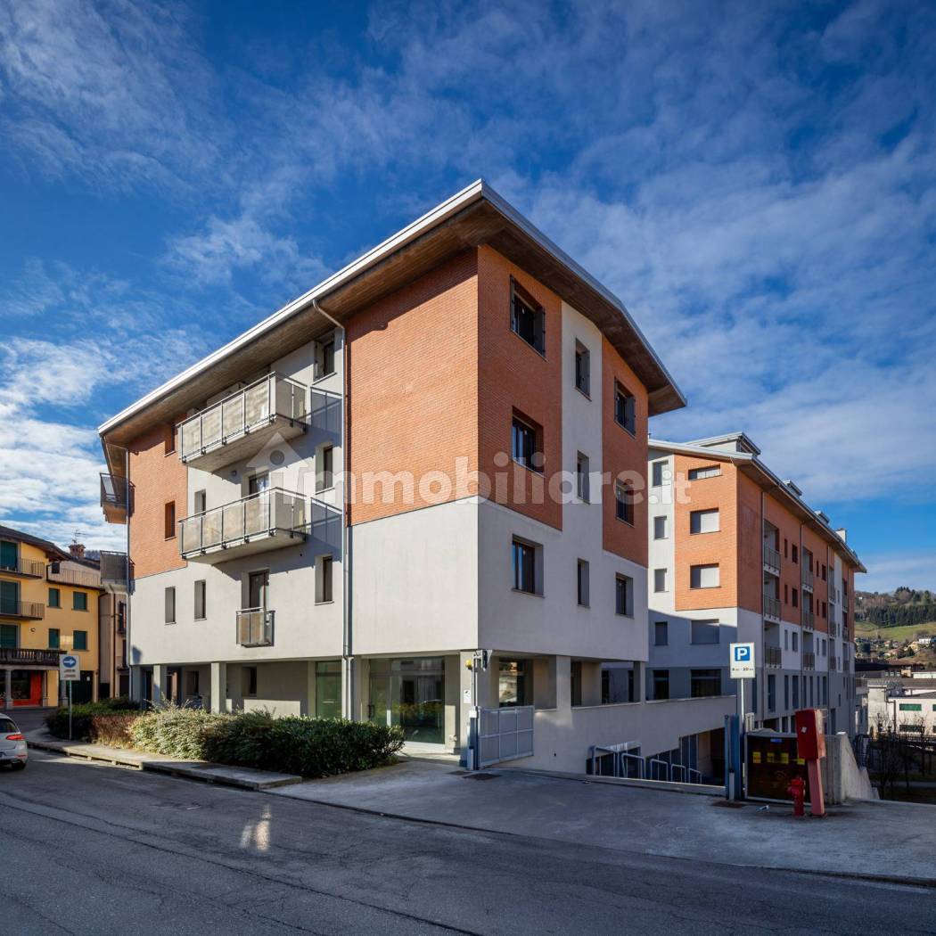 Locale commerciale con laboratorio in Vendita