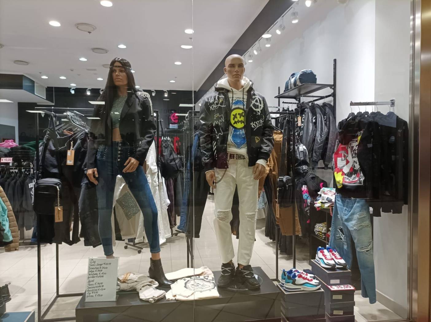 Negozio di abbigliamento in Vendita