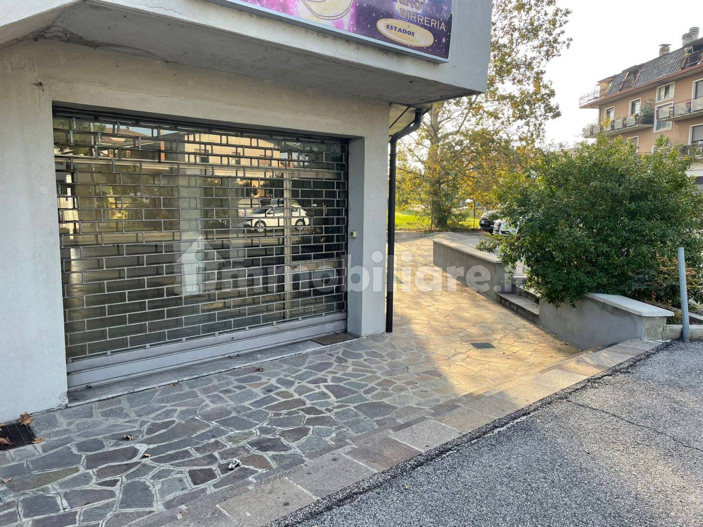 Locale commerciale in Vendita