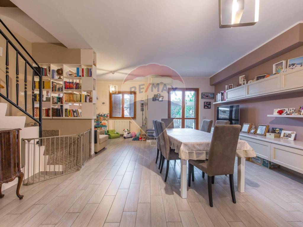 Vendita Villa a schiera in via Strasatti 23 Roma. Ottimo stato, posto ...