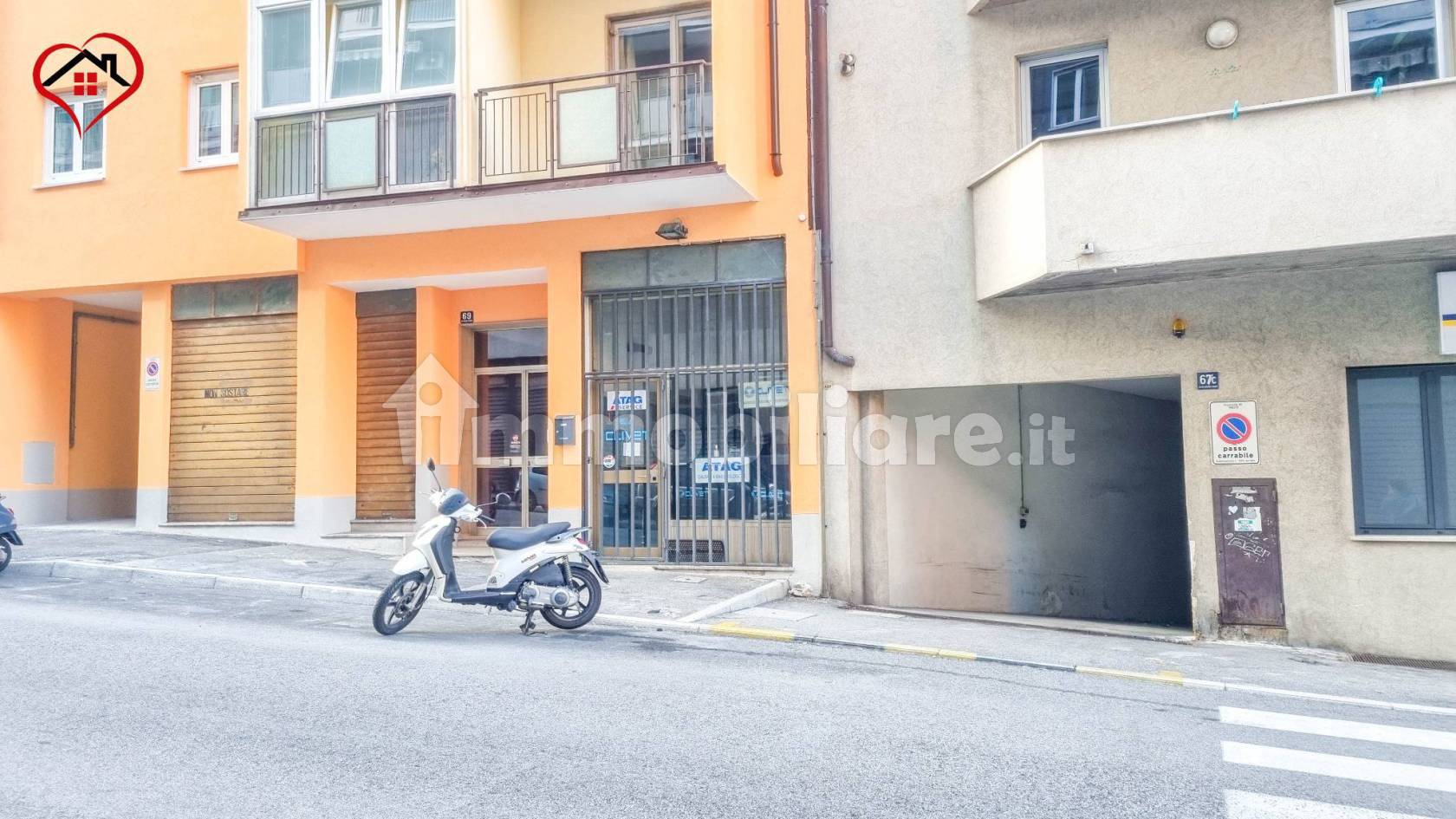 Locale commerciale in Vendita