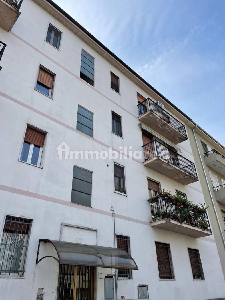 Trilocale via Terracina 7, Semicentro, Vercelli