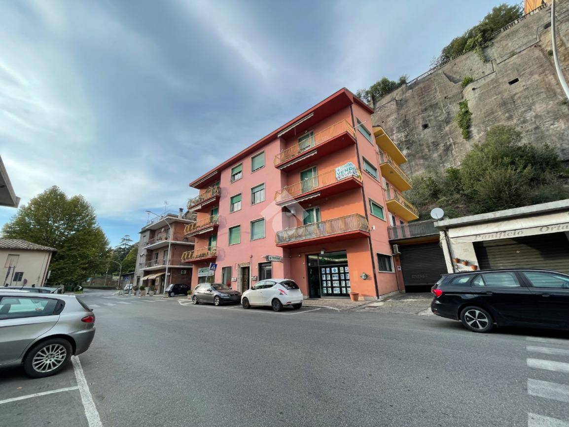 Trilocale via le piane 13, Centro, Orte