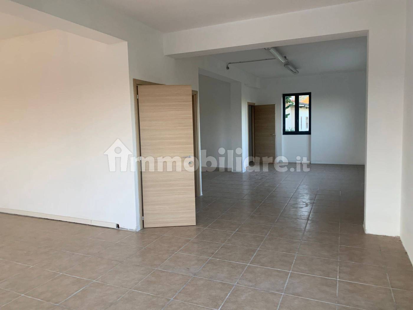 Locale commerciale con laboratorio in Vendita